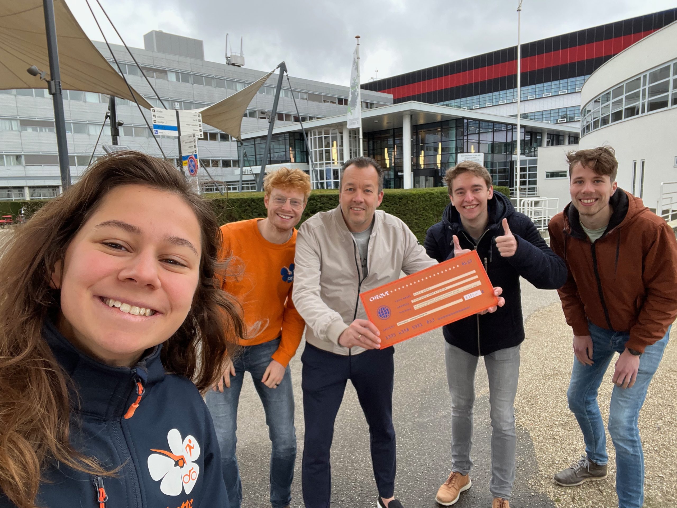 Lustrum auction: €5153 for charity – D.S.T.V. Aloha